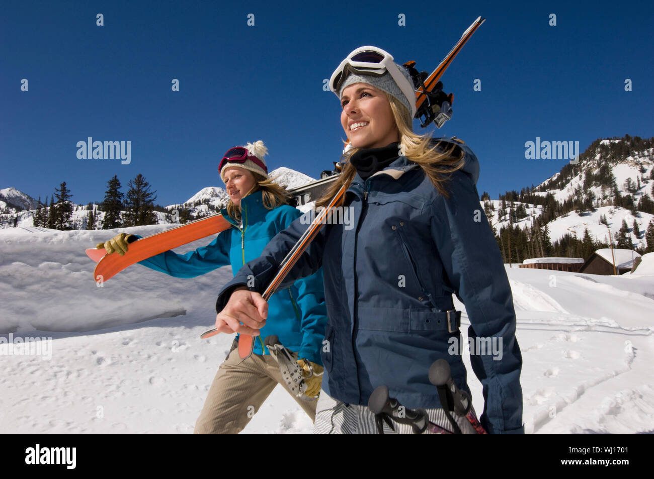 Two people carrying skis hi-res stock photography and images - Alamy