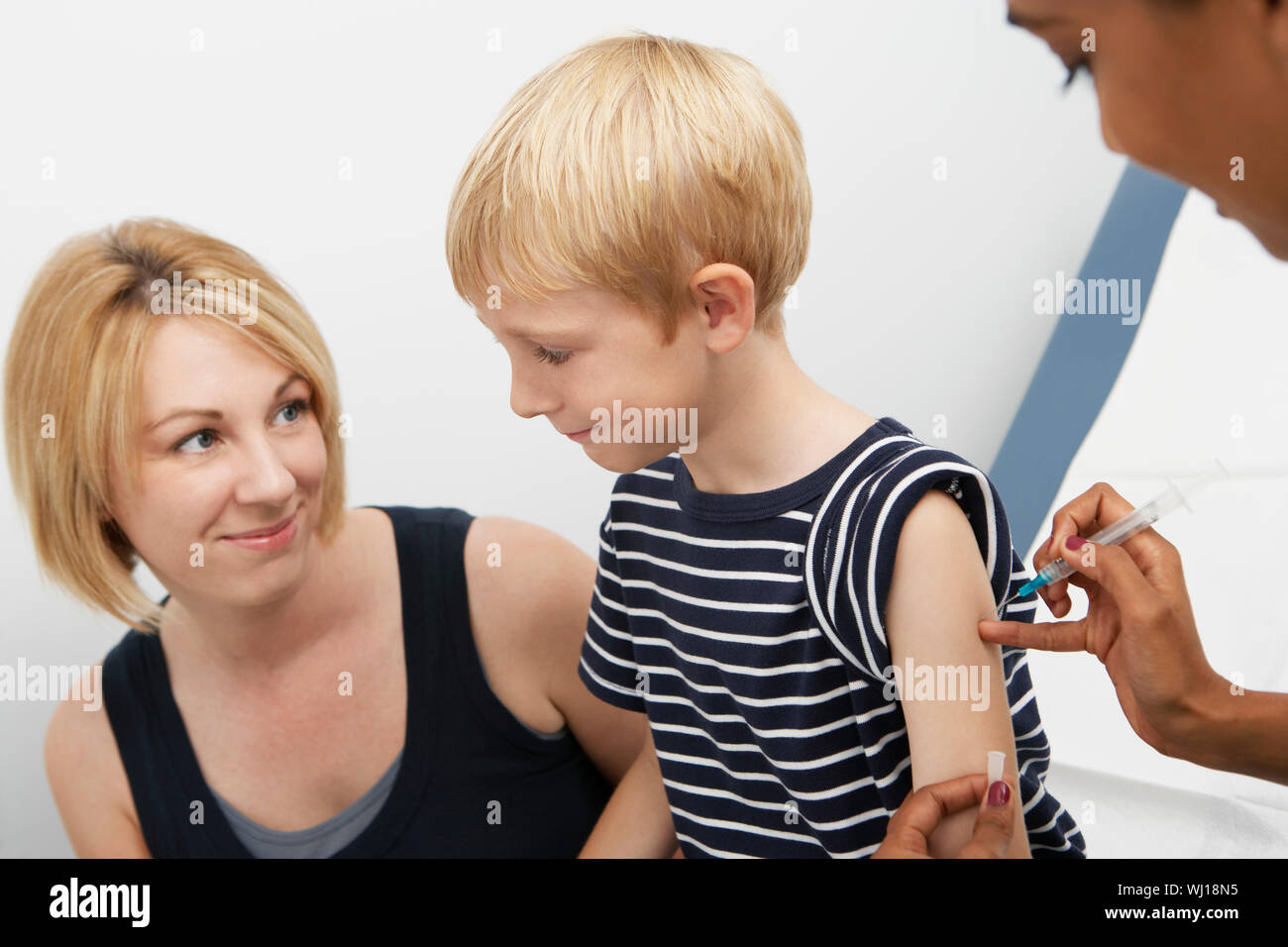 Female doctor giving boy injection Stock Photo - Alamy