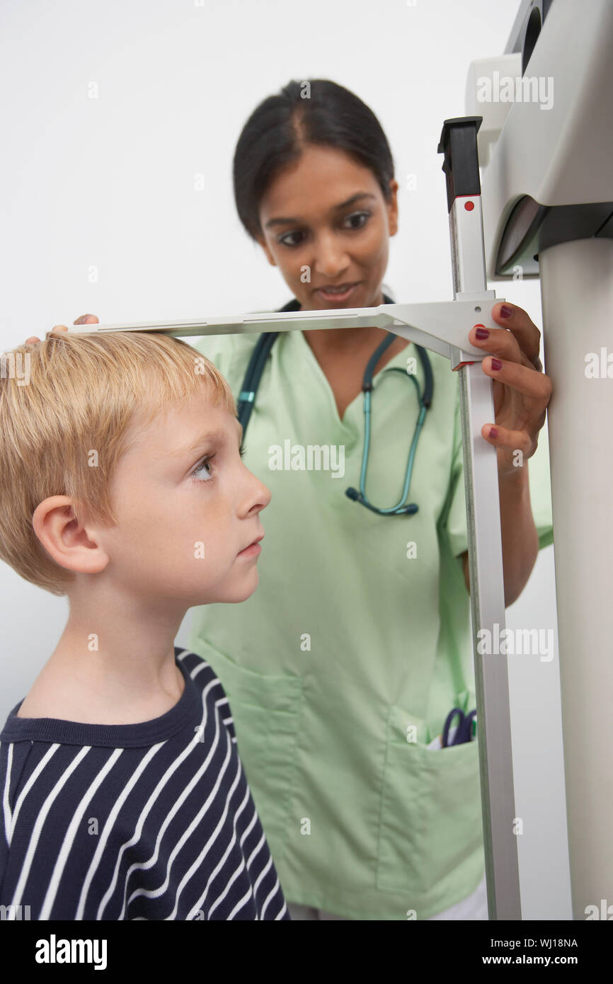 Doctor measuring height teen hi-res stock photography and images - Alamy