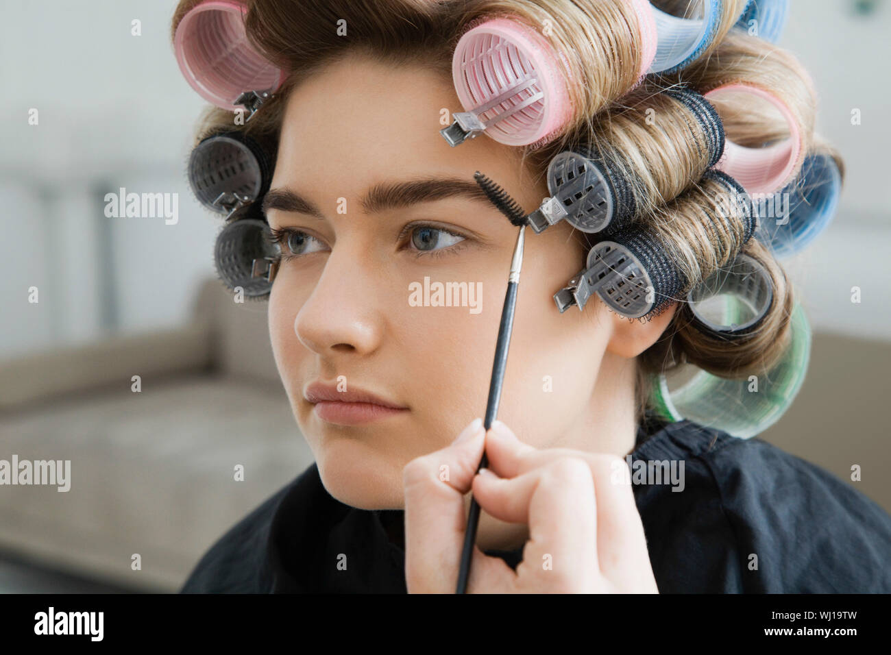 Closeup of a hand applying makeup to female model Stock Photo - Alamy