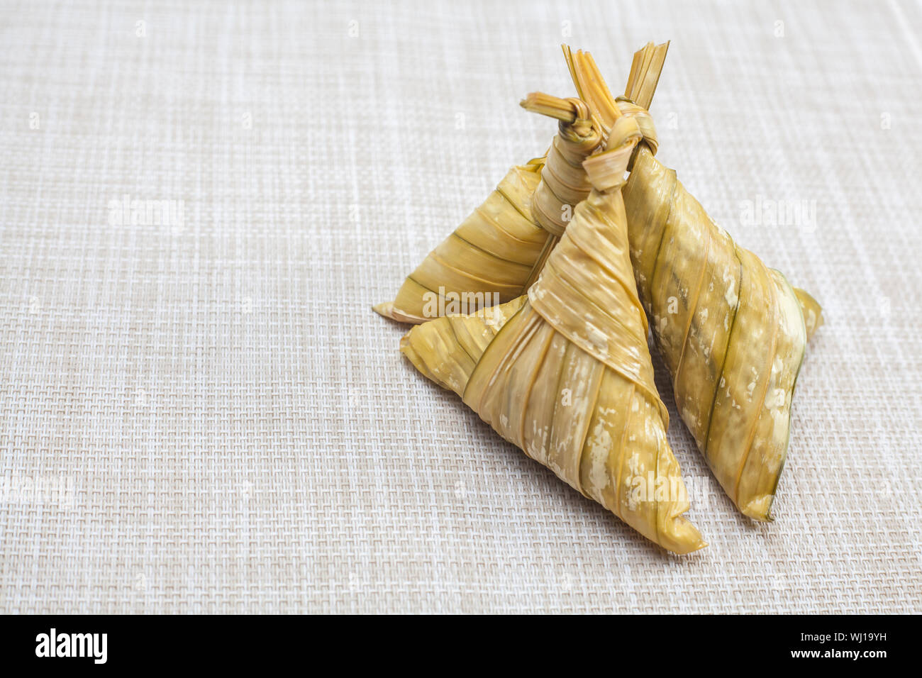 Food wrapped in leaves hi-res stock photography and images - Alamy