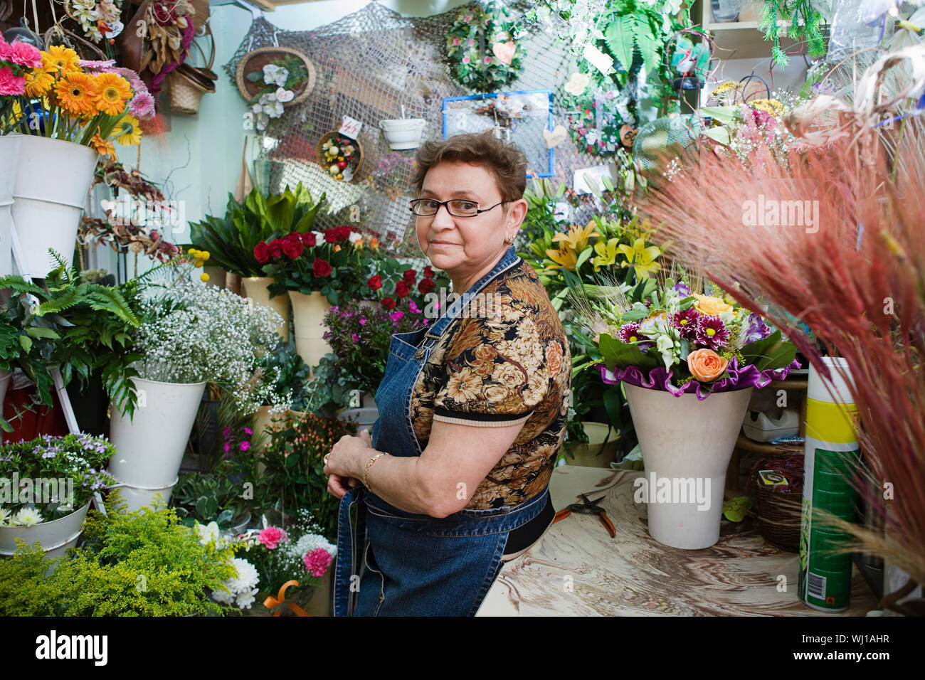 Side view female florist hi-res stock photography and images - Alamy