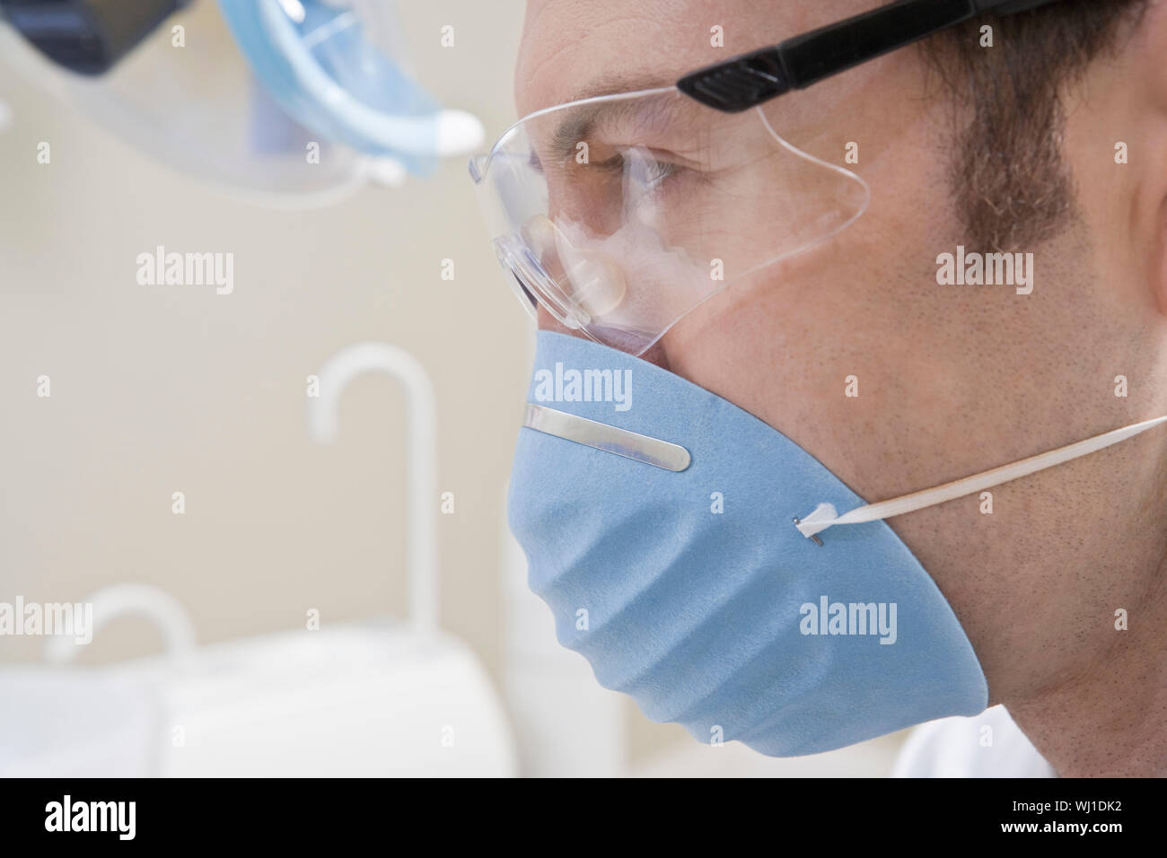 Dentists wearing surgical mask hi-res stock photography and images - Alamy