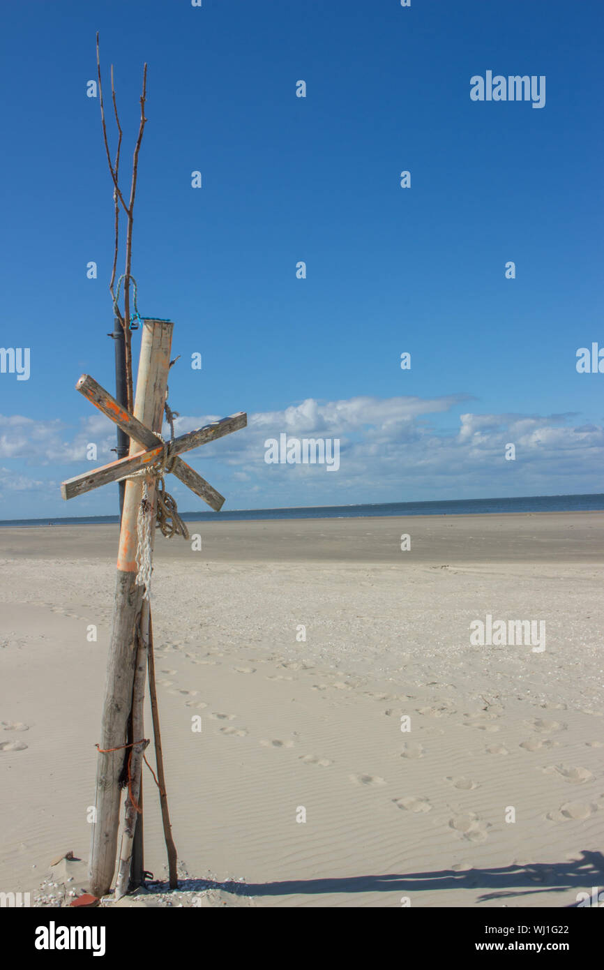 Cross sand hi-res stock photography and images - Alamy