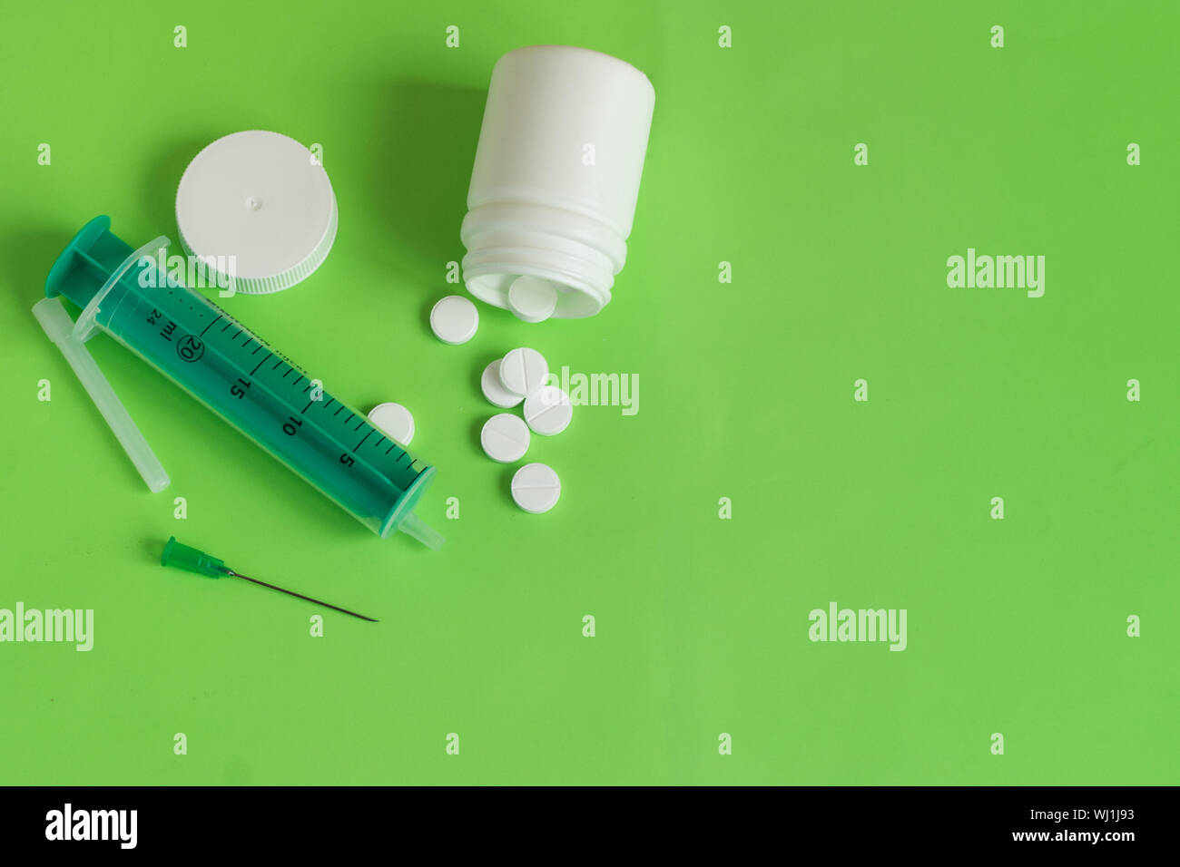 Drugs on green background. Narcotic drugs addicted Stock Photo - Alamy