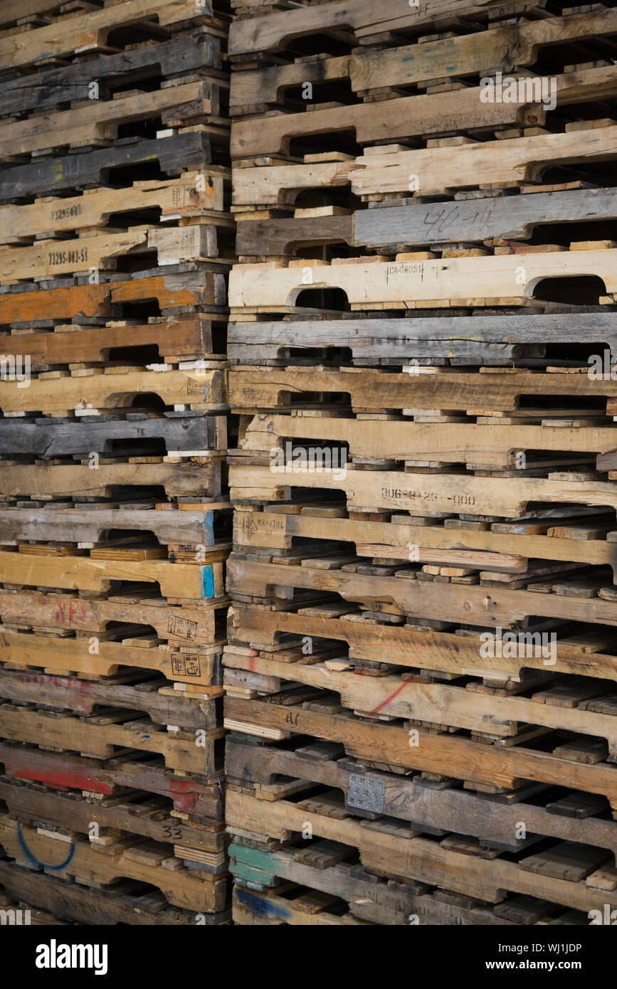Detail shot of wooden pallets stacked in distribution warehouse Stock ...