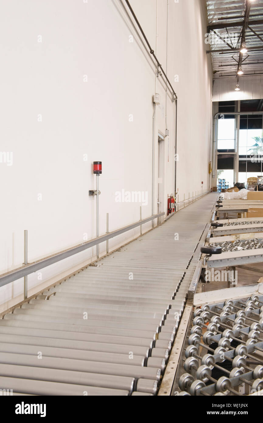 Empty conveyor belt in distribution warehouse Stock Photo - Alamy