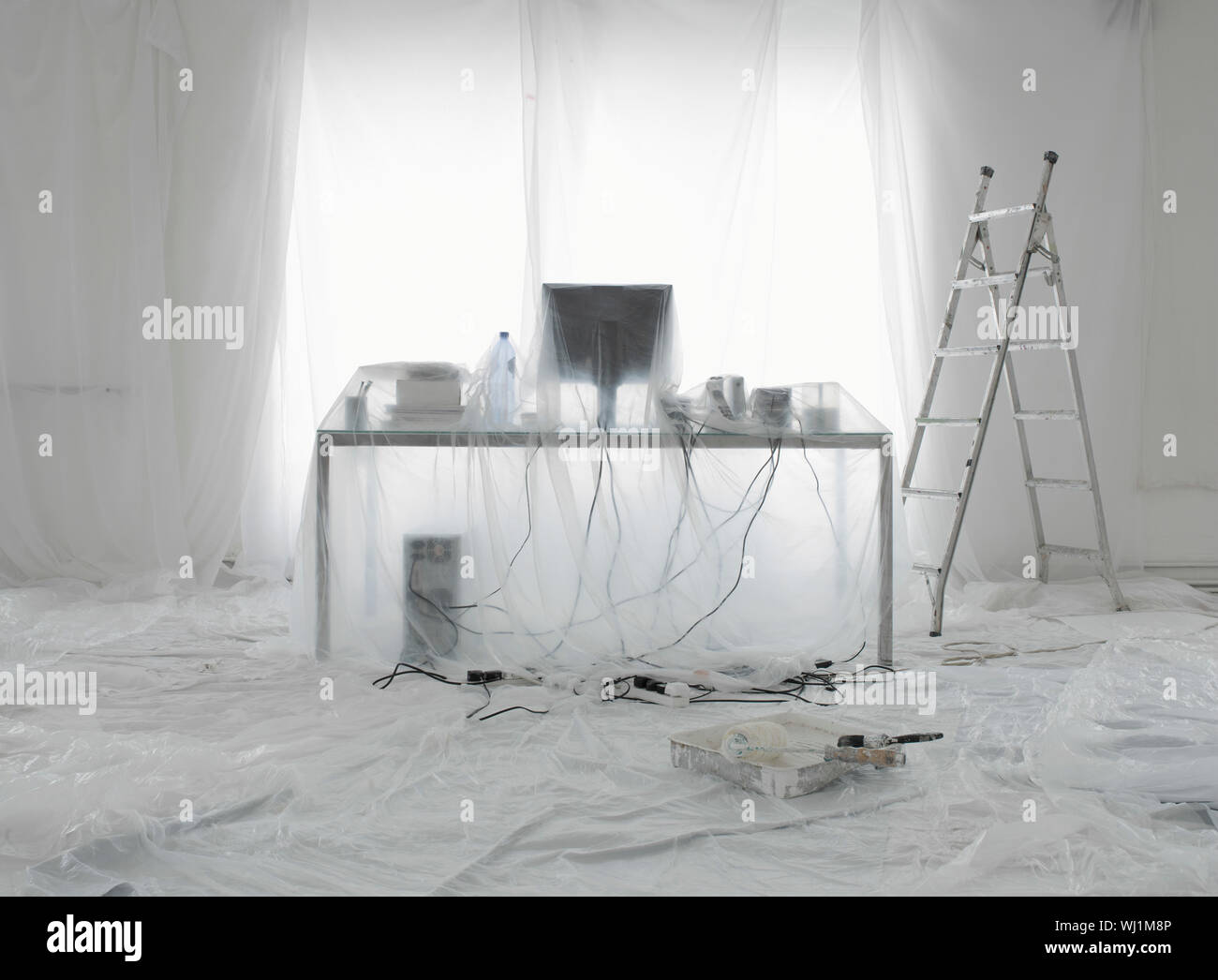 Empty room covered in dust hi-res stock photography and images - Alamy