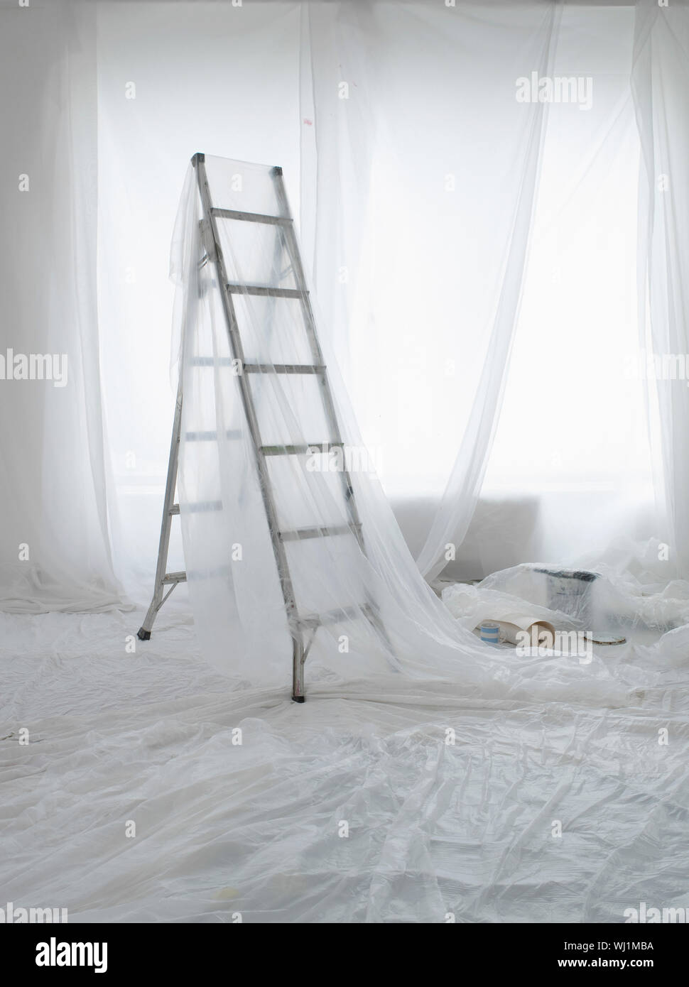 Empty room covered in dust hi-res stock photography and images - Alamy