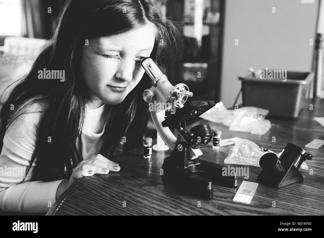 Girl microscope school hi-res stock photography and images - Alamy