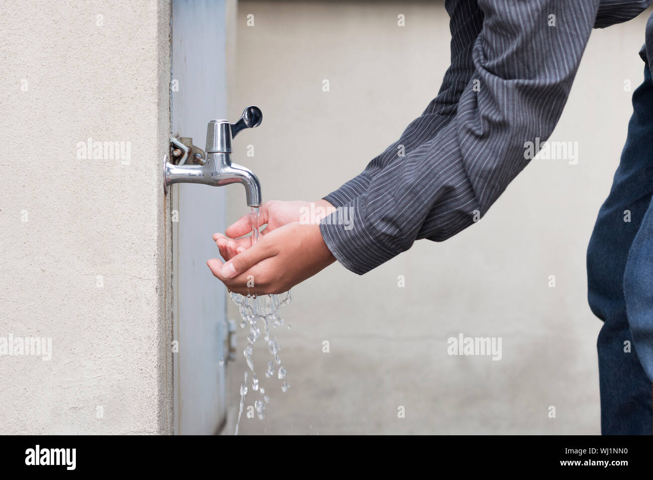 People water tap hi-res stock photography and images - Alamy