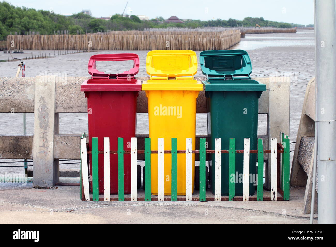 Open bins hi-res stock photography and images - Alamy