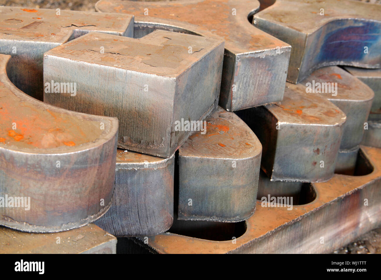 Working pouring molten metal into molds hi-res stock photography and ...