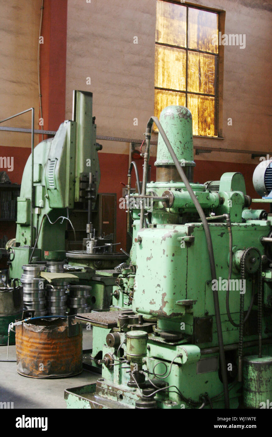 Mechanical industry old machinery lathe Stock Photo - Alamy