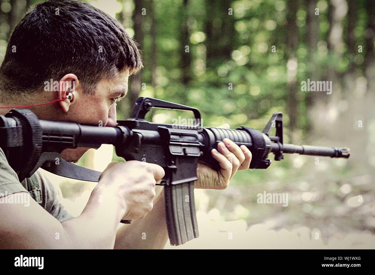 Man shooting a rifle hi-res stock photography and images - Alamy