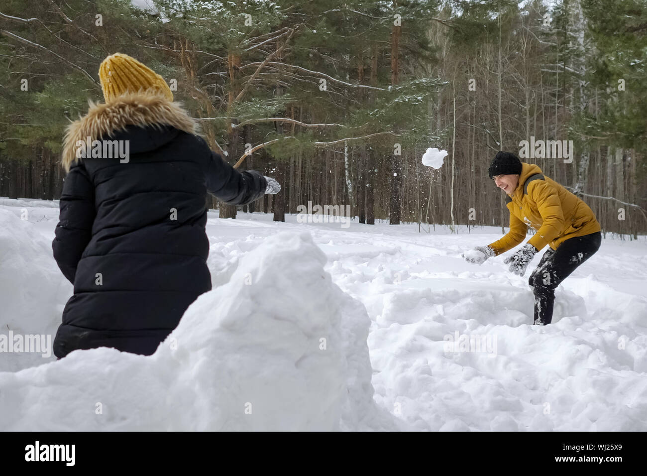 Snowball fight hi-res stock photography and images - Alamy