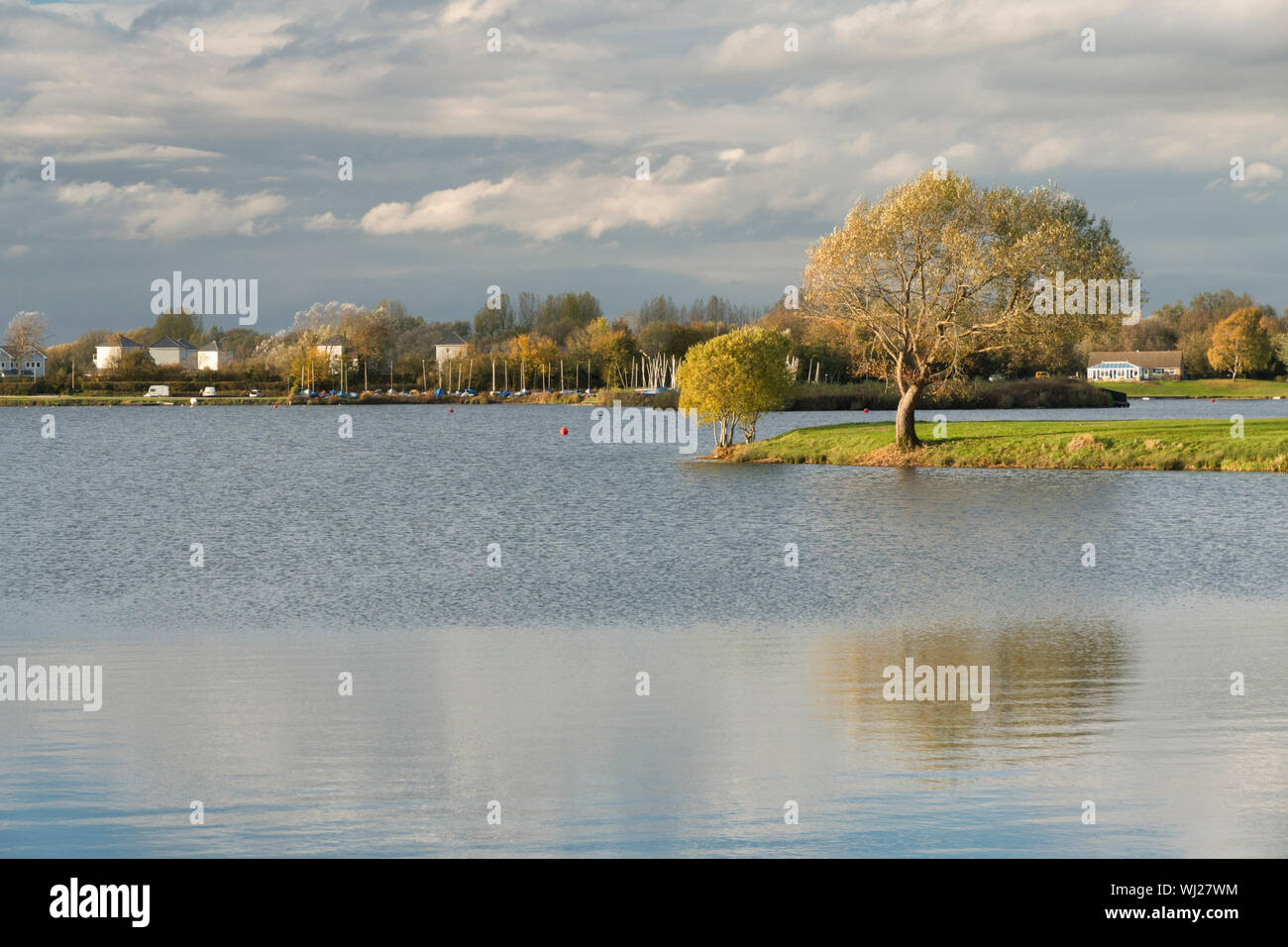 Evening light at a lake near Cerney Wick in the Costwold Water Park in ...