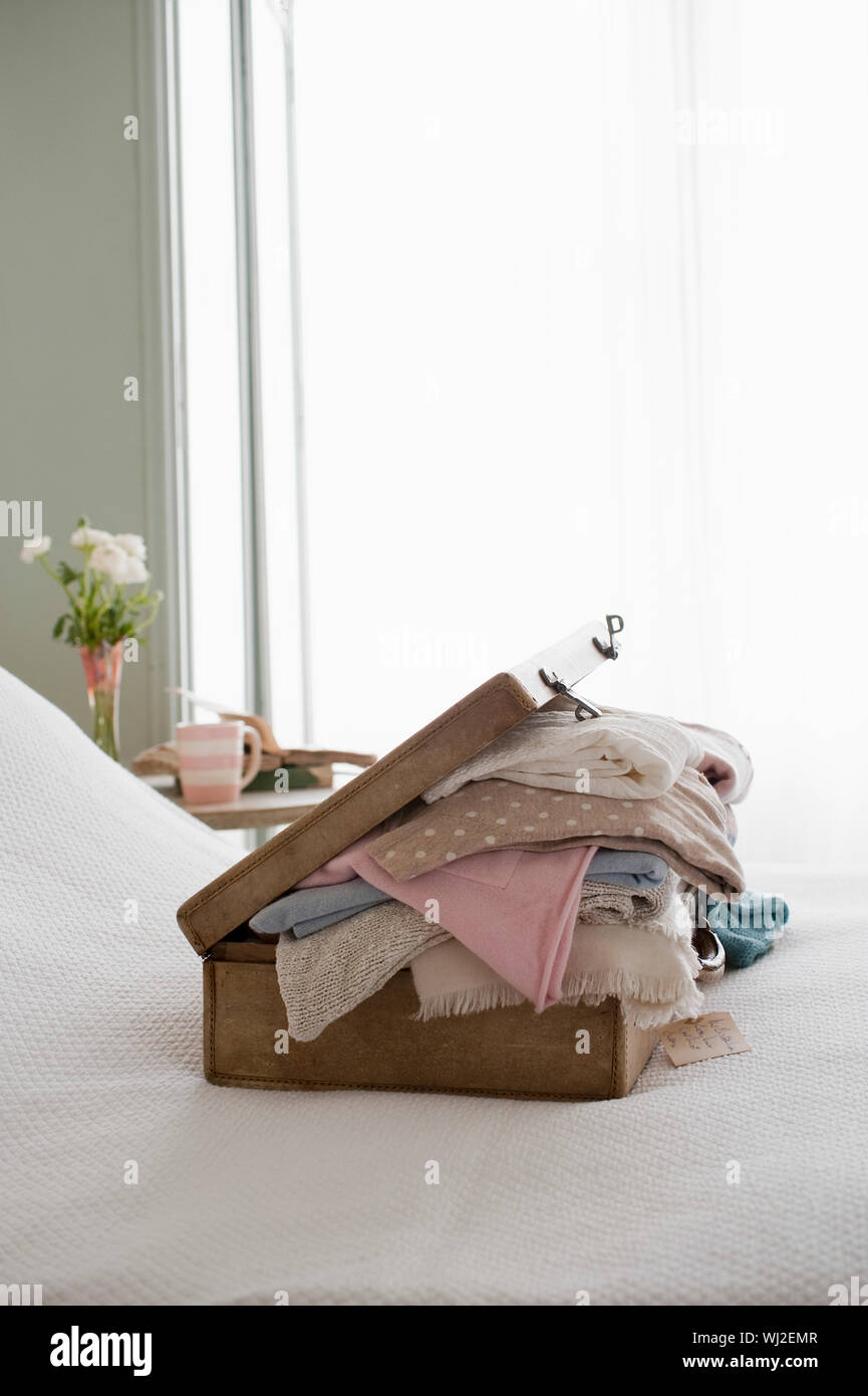 Bulging suitcase hi-res stock photography and images - Alamy