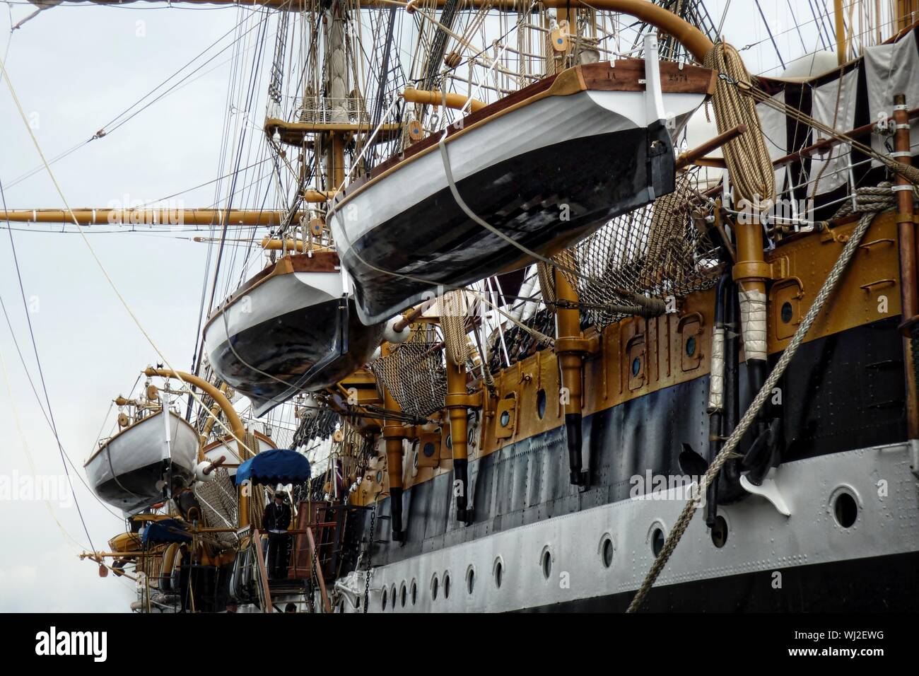 Tall ship rigging hi-res stock photography and images - Alamy