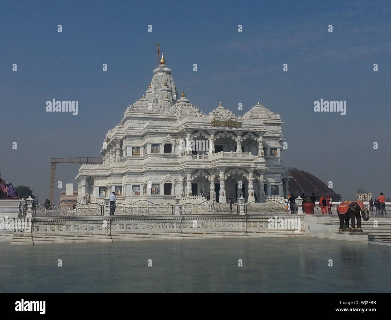 Hindu temple pond hi-res stock photography and images - Alamy