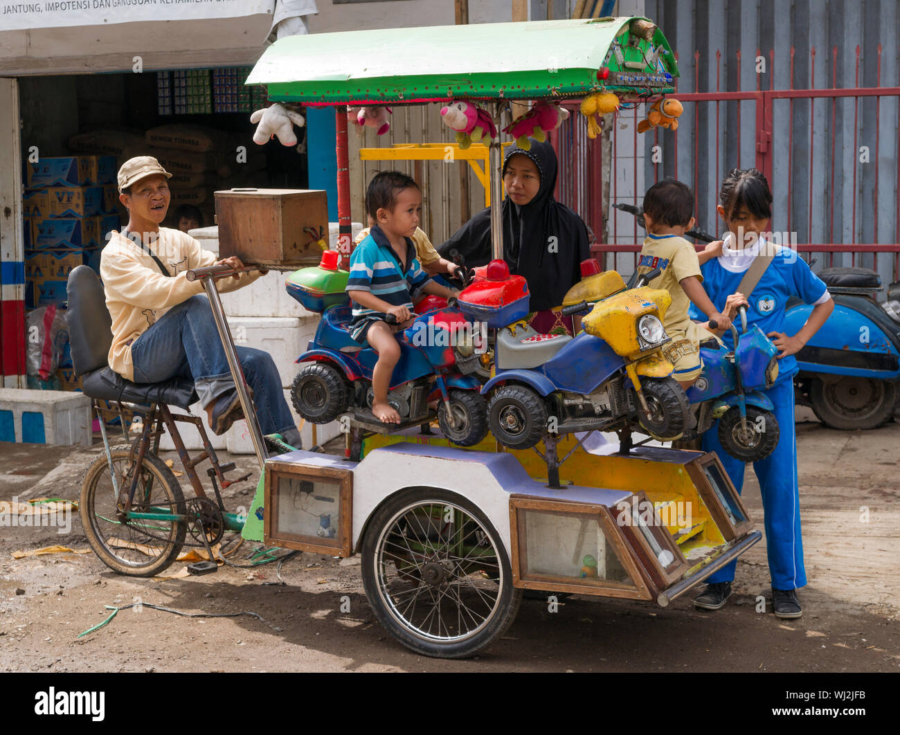 Becak rickshaw hi-res stock photography and images - Alamy