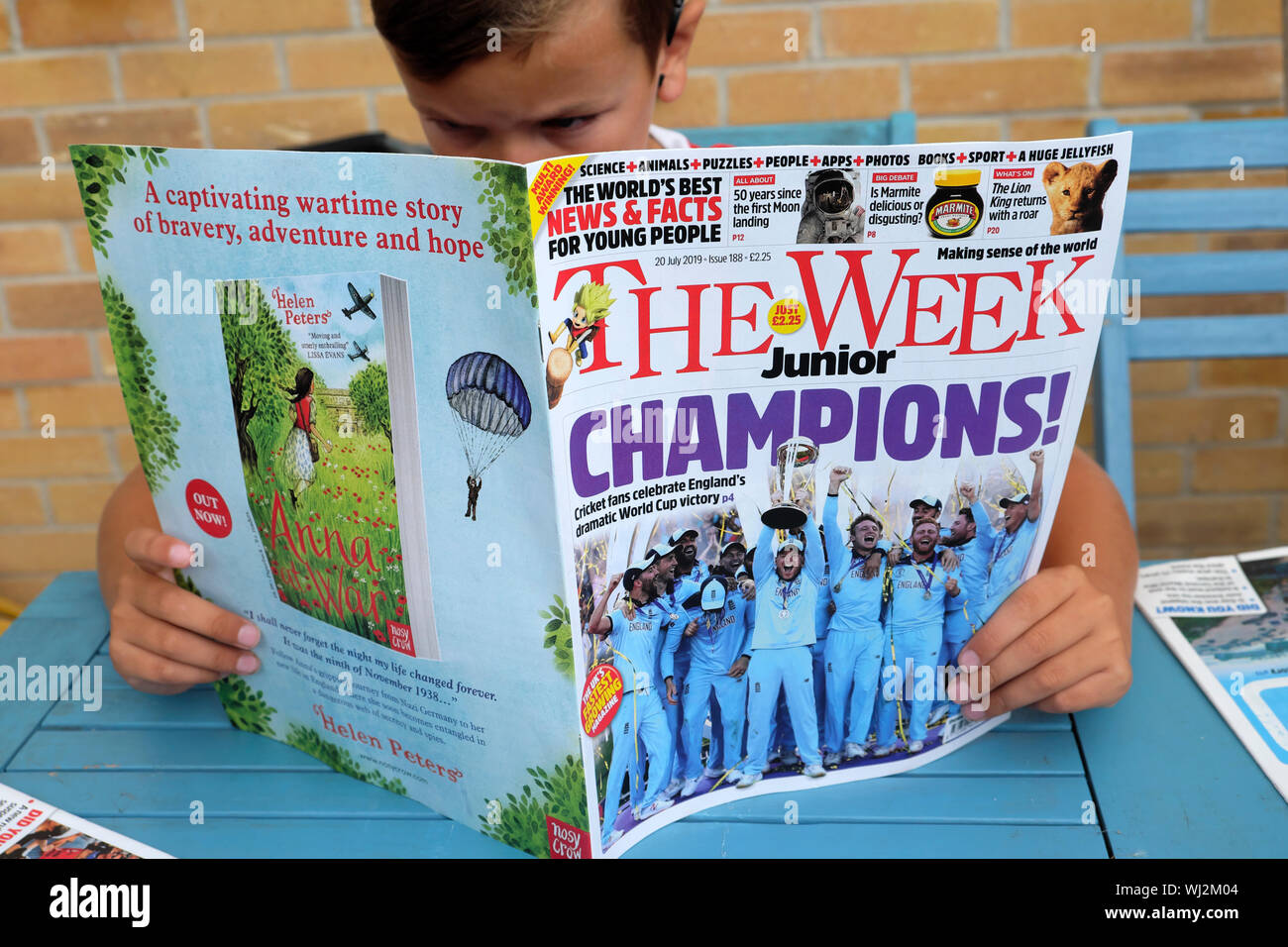 People magazine cover hi-res stock photography and images - Alamy