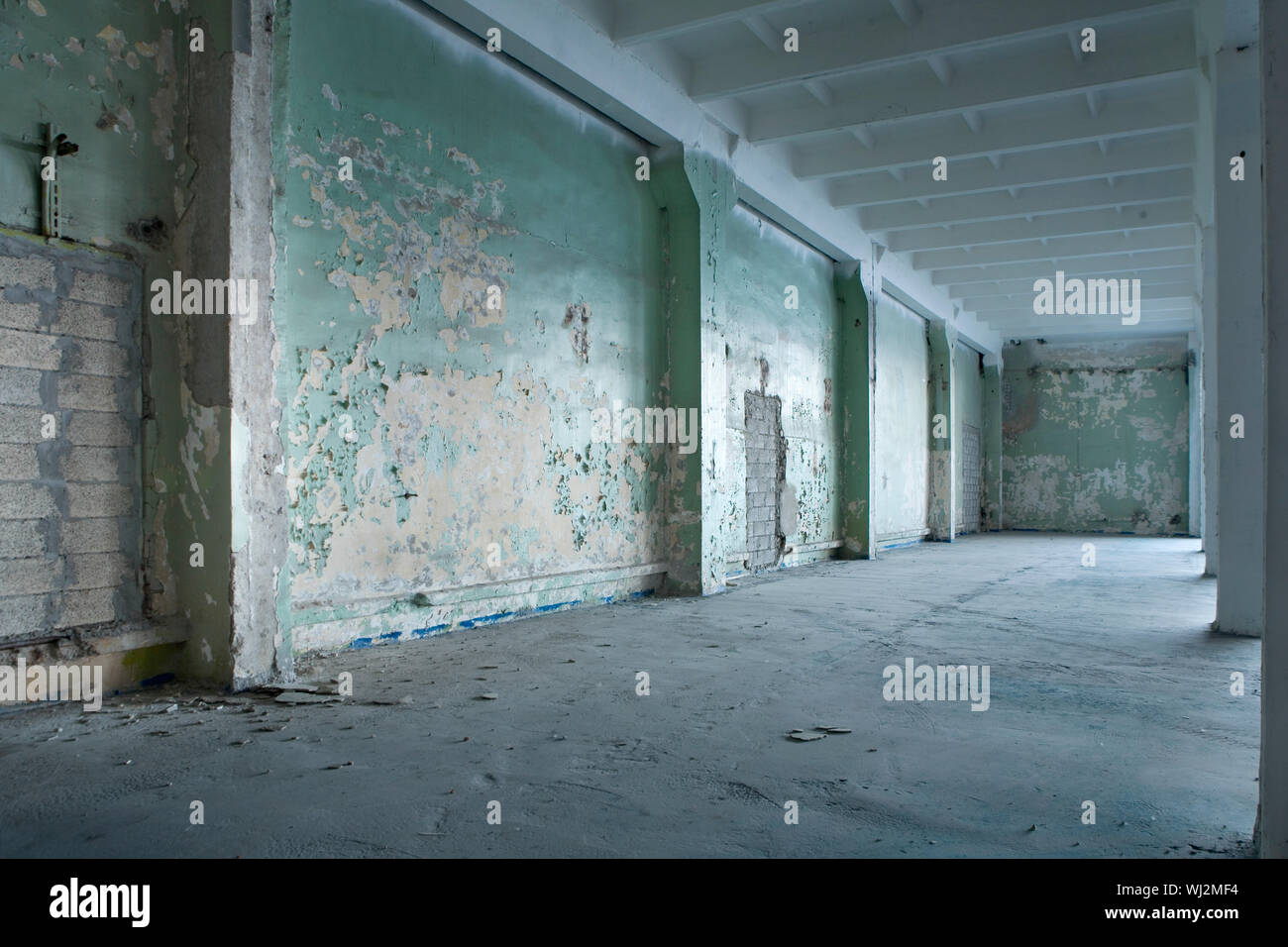 Interior of an abandoned warehouse Stock Photo - Alamy