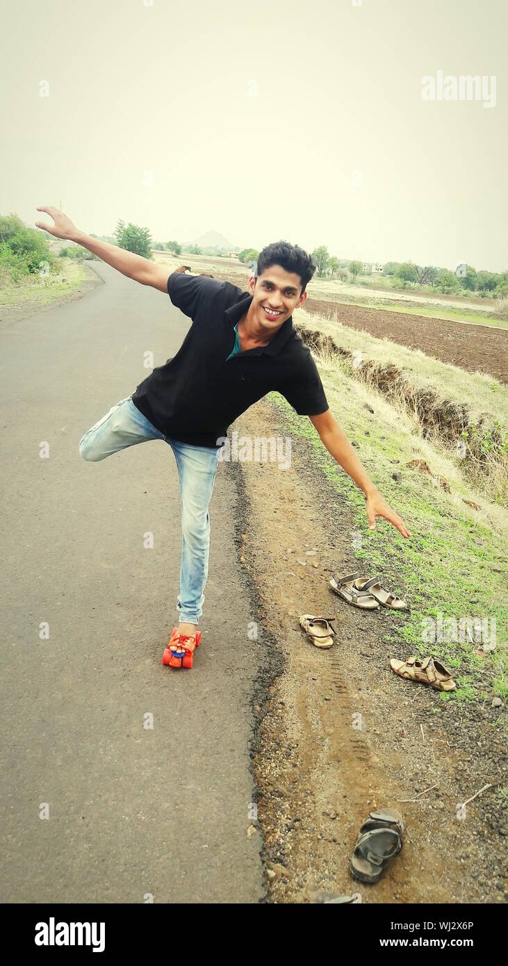 Indian man with one leg hi-res stock photography and images - Alamy