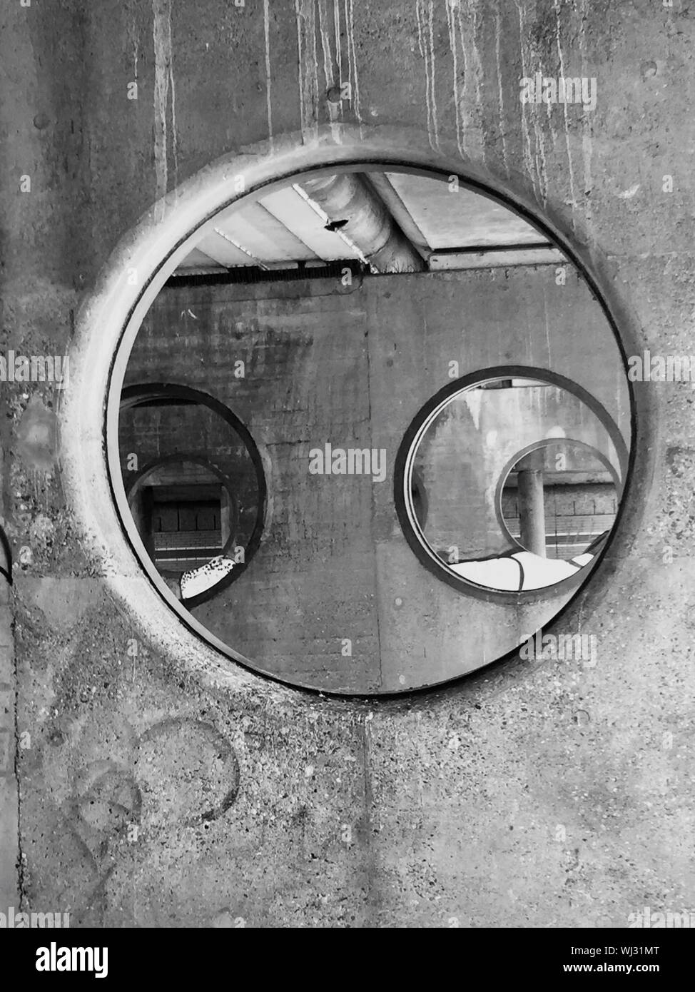Circular windows hi-res stock photography and images - Alamy
