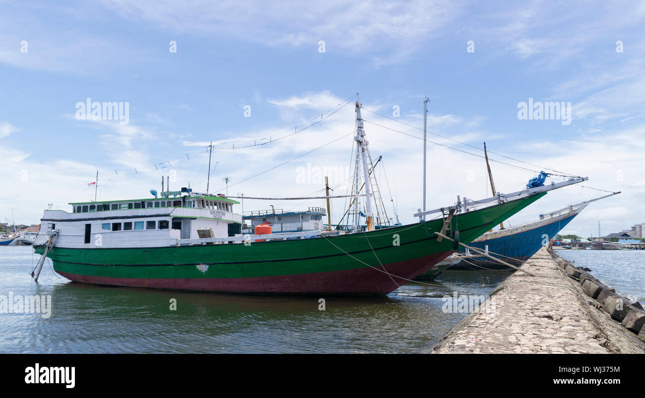 Pinisi in Paotere harbour, Makassar, Sulawesi, Indonesia Stock Photo ...