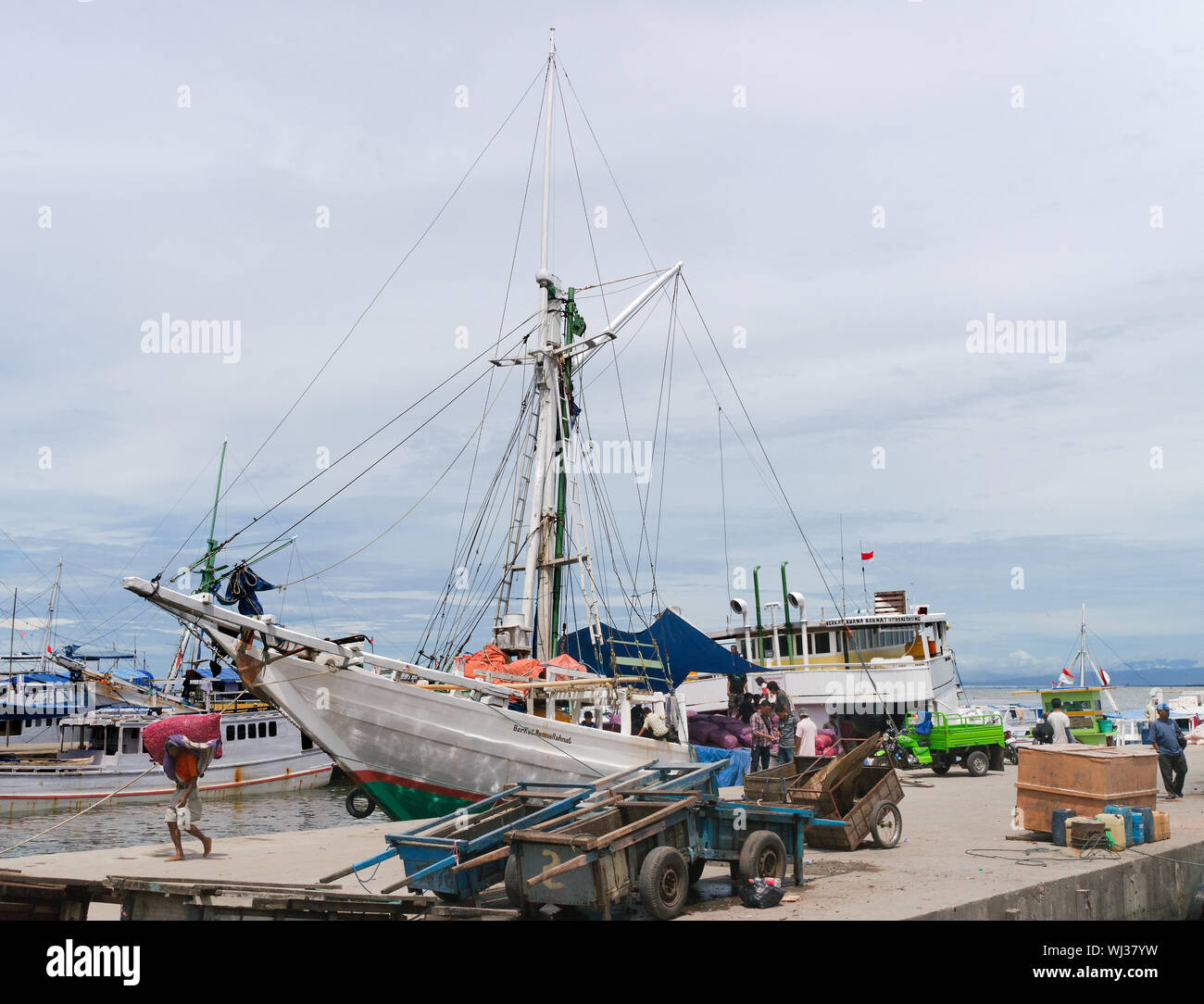 Pinisi in Paotere harbour, Makassar, Sulawesi, Indonesia Stock Photo ...