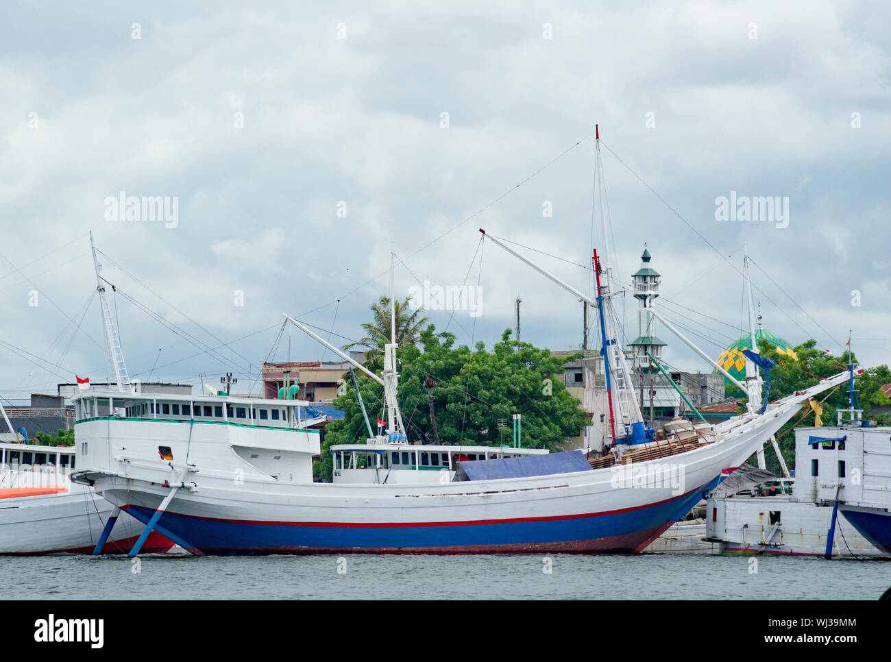 Pinisi in Paotere harbour, Makassar, Sulawesi, Indonesia, 2012 Stock ...