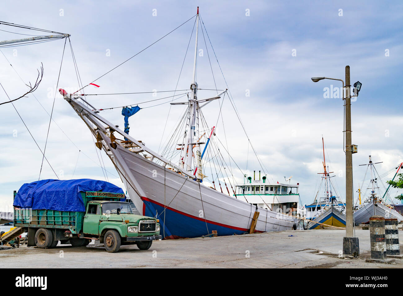 Pinisi in Paotere harbour, Makassar, Sulawesi, Indonesia Stock Photo ...