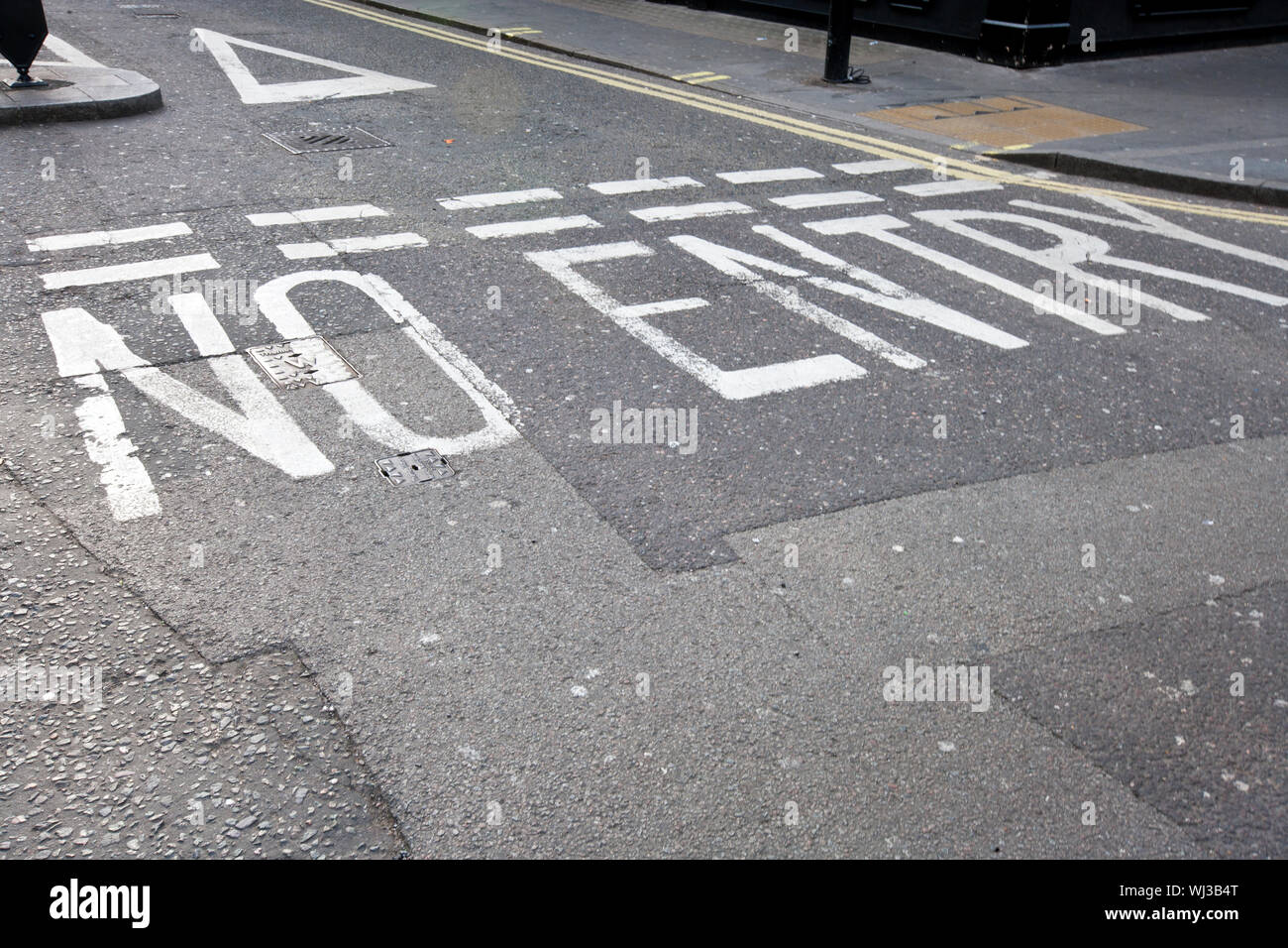 No entry road markings hi-res stock photography and images - Alamy