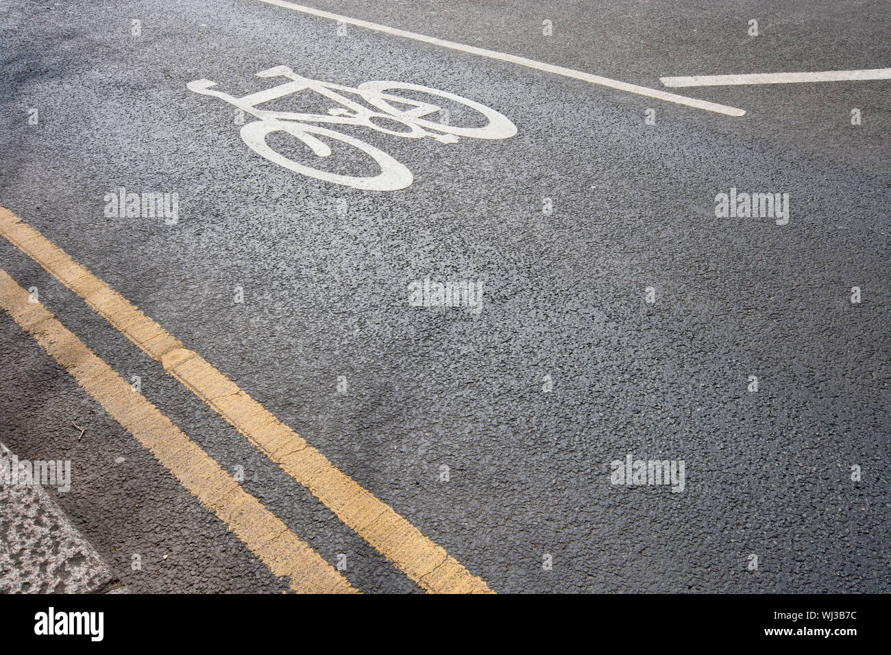 Road curb no entry hi-res stock photography and images - Alamy