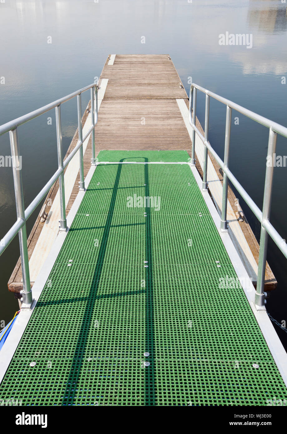 Jetty leading to water Stock Photo - Alamy