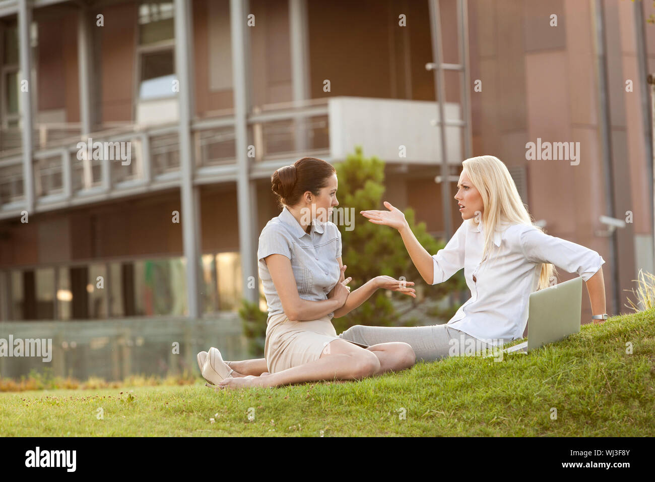 Two people arguing in suits hi-res stock photography and images - Alamy