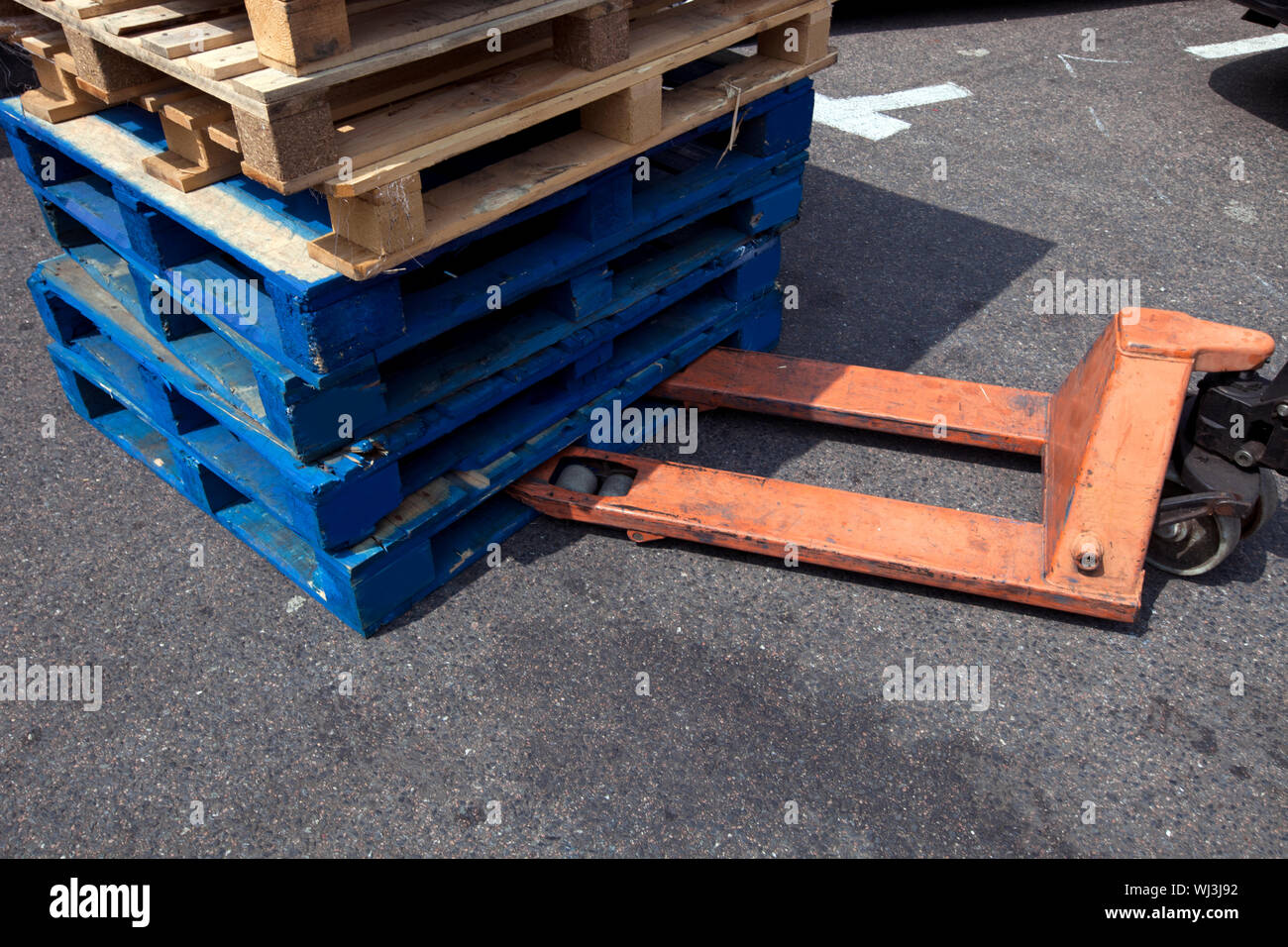 Forklift and wooden crates outdoors Stock Photo - Alamy