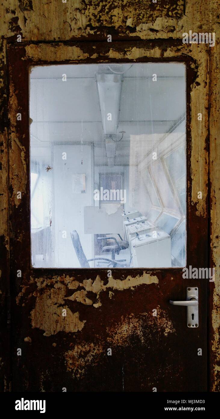 Door, control room hi-res stock photography and images - Alamy