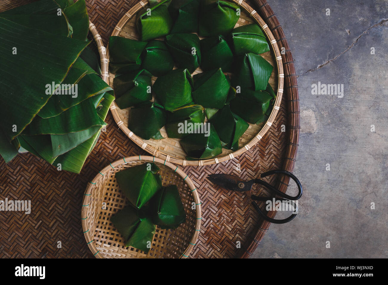 Banana wrapped cakes hi-res stock photography and images - Alamy