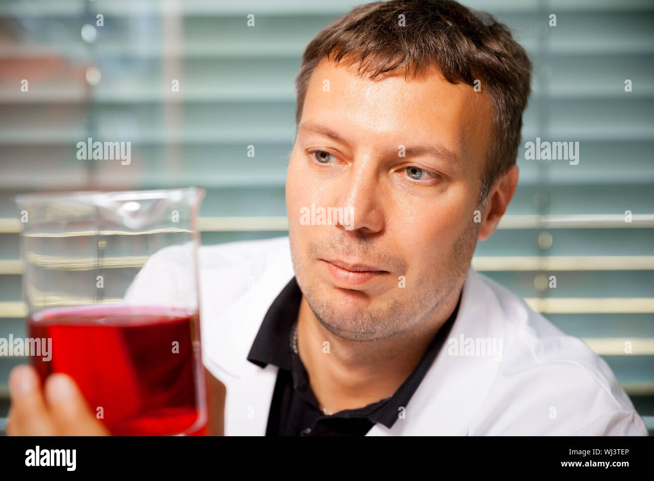 Test tube yellow solution hi-res stock photography and images - Alamy