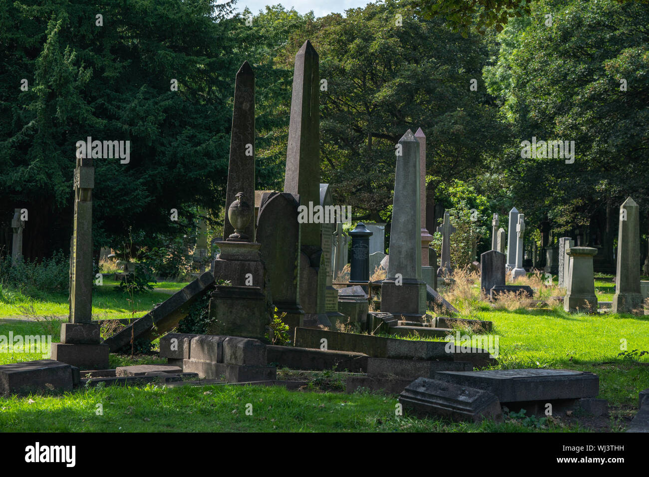 graveyard cemetry church yard Stock Photo - Alamy