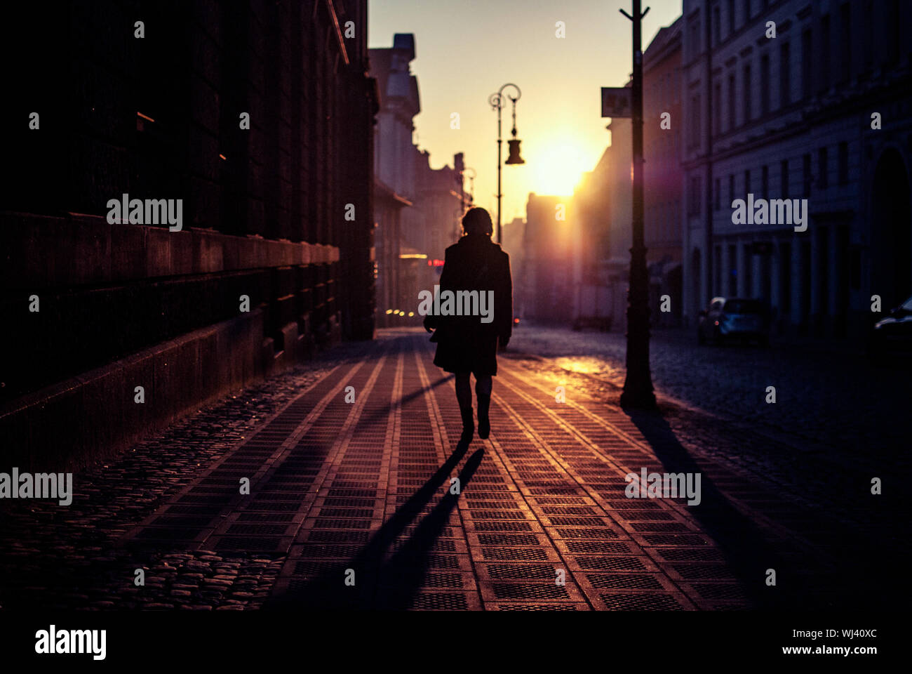 Woman silhouette street hi-res stock photography and images - Alamy