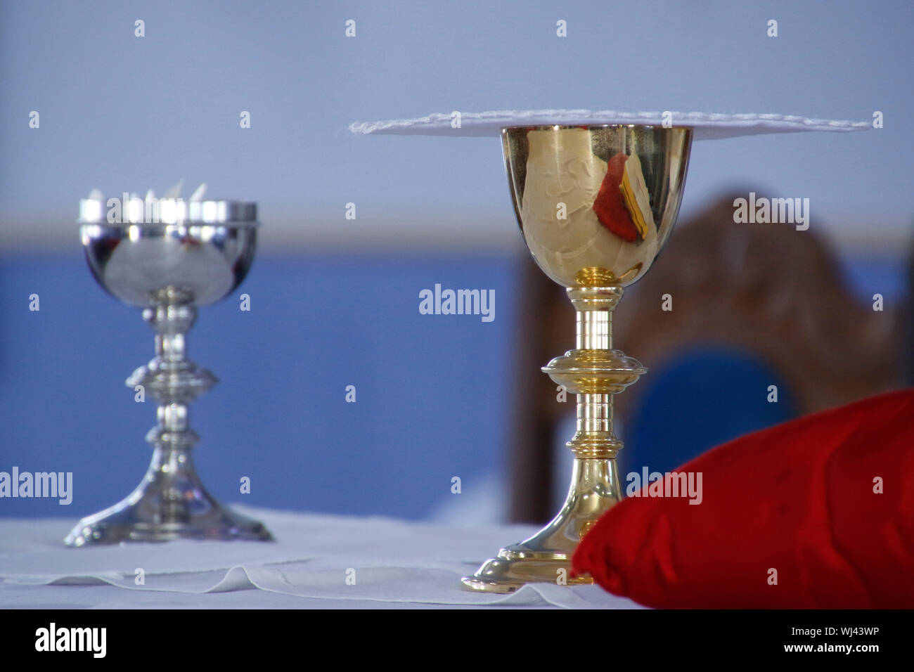 Communion cup and bread hi-res stock photography and images - Alamy
