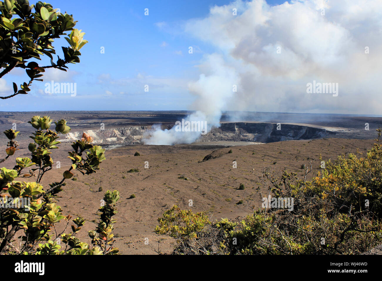 Hawaii volcanoes National Park - crater on the caldera Halemaʻumaʻu ...