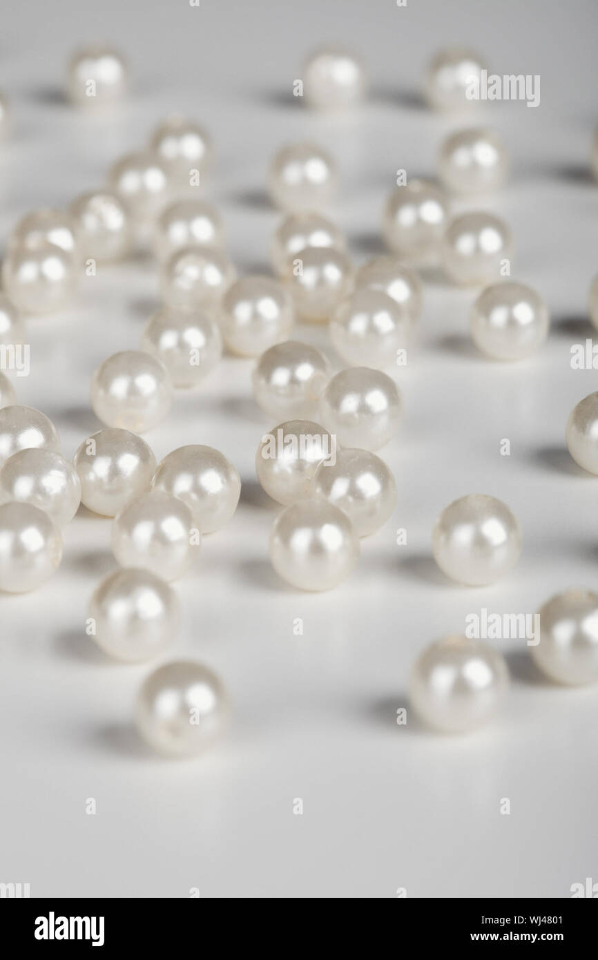 Scattered pearls hi-res stock photography and images - Alamy