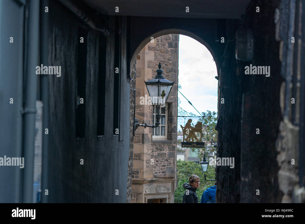 edinburgh old town close wynd building detail Stock Photo - Alamy