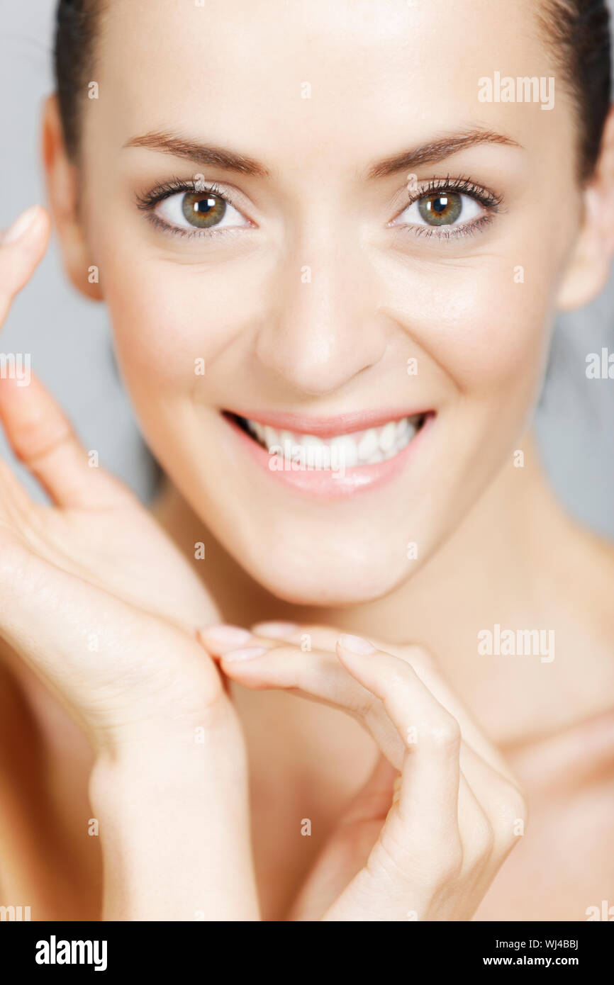Young woman in a beauty style pose with natural skin Stock Photo - Alamy