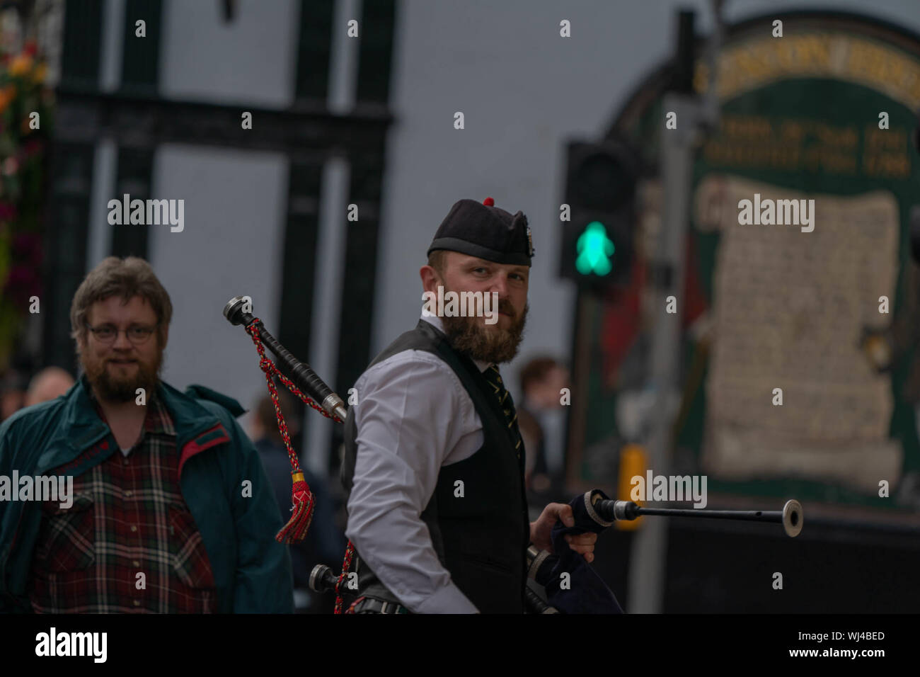 Edinburgh royal mile Scotland Bag Pipe player Stock Photo - Alamy