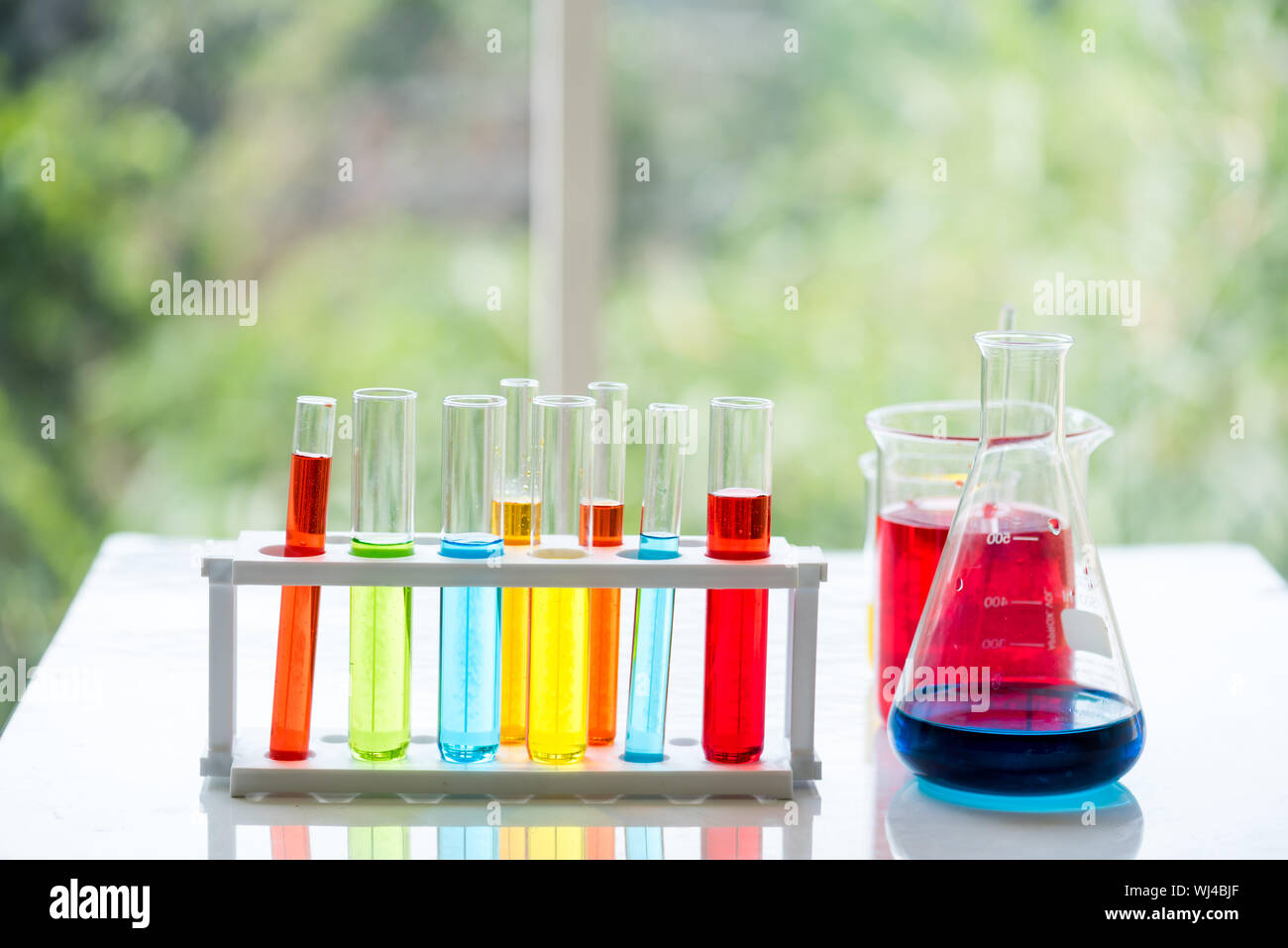 Drop drip science experiment pipette hi-res stock photography and ...